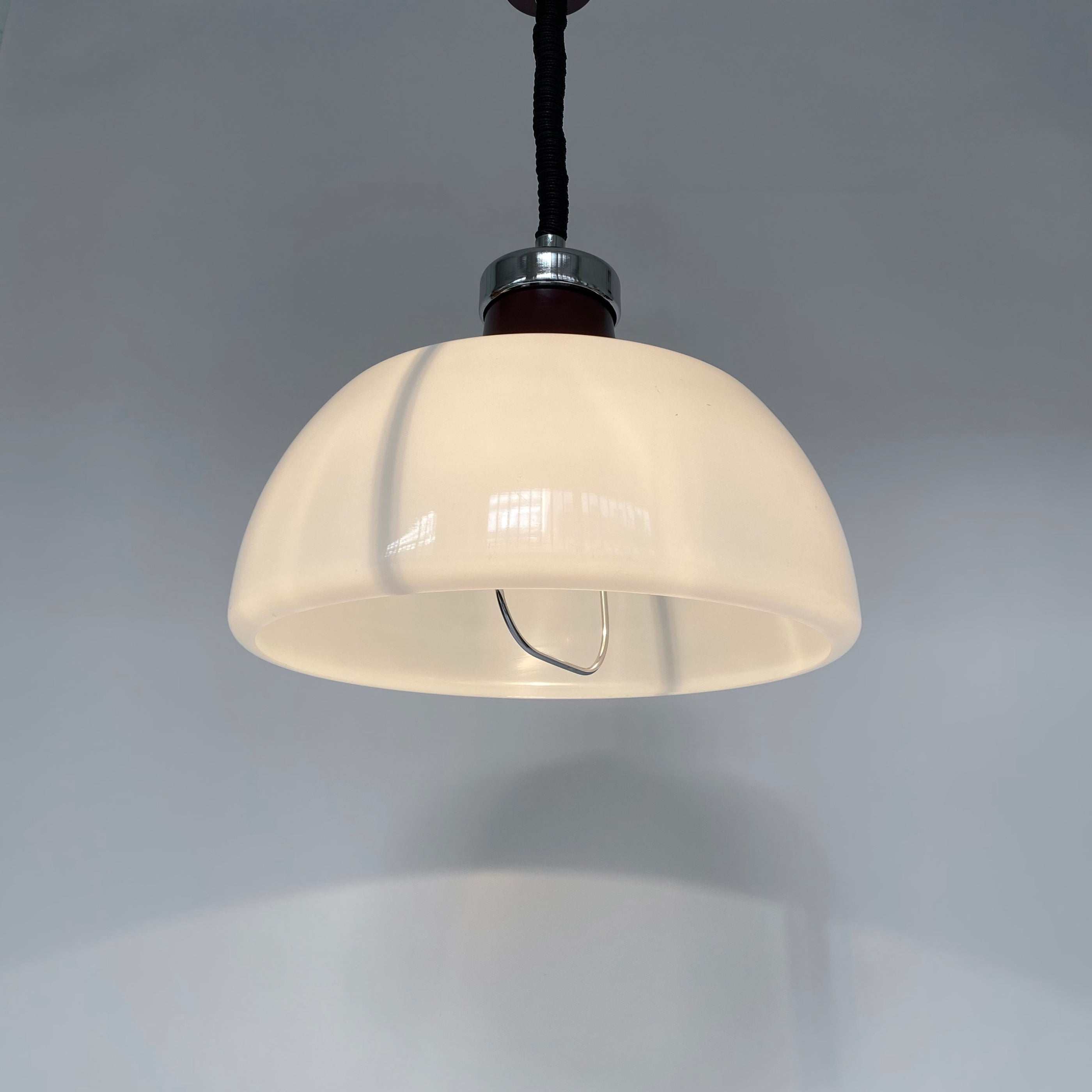 Suspension italienne en métal et plastique vintage 70 – lebureaudesobjets