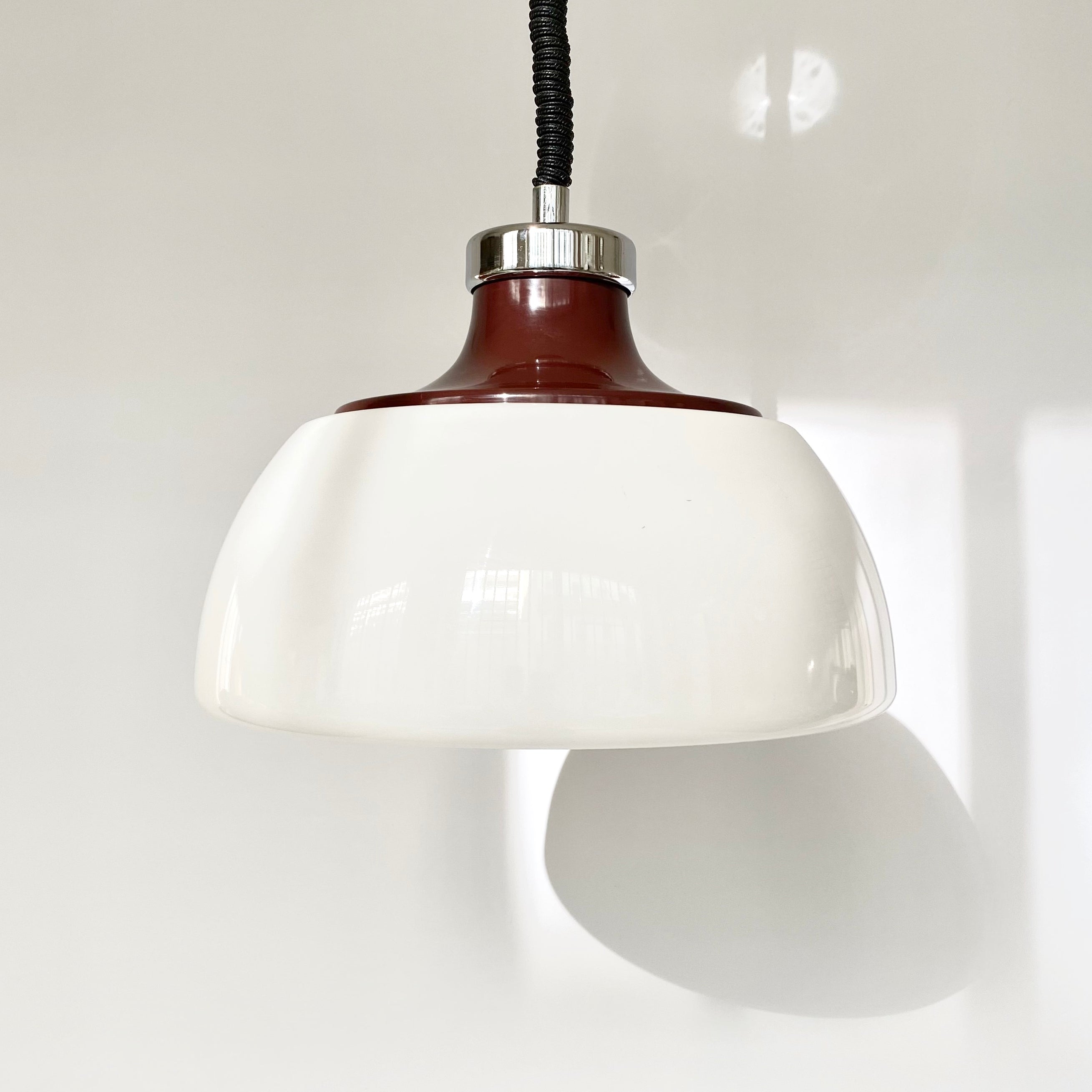Suspension italienne en métal et plastique vintage 70 – lebureaudesobjets